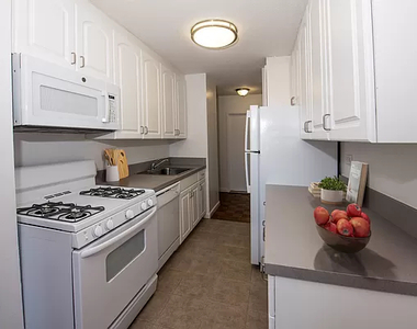 E 92nd St — Listing History and Nearby Rentals