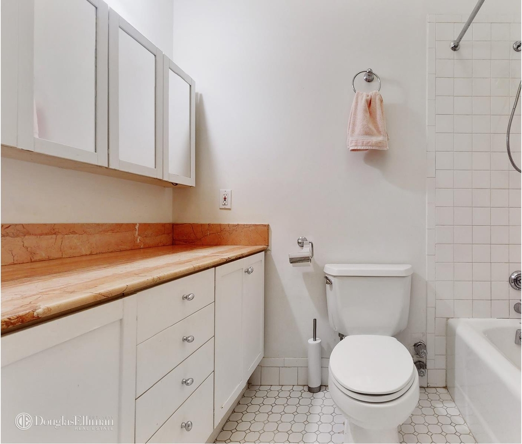 23 W 12th St — Listing History and Nearby Rentals