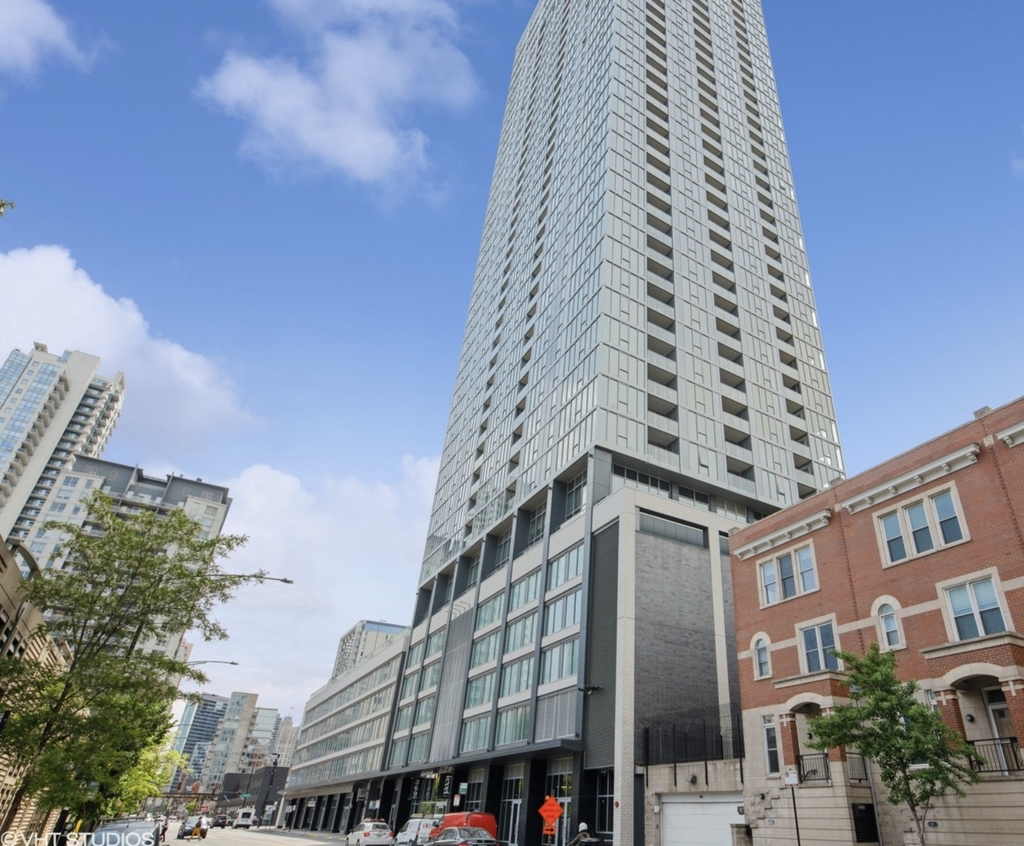 369 W Grand Avenue — Listing History and Nearby Rentals