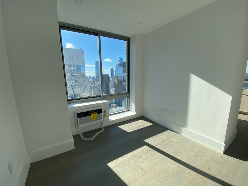 271 W 47th St — Listing History and Nearby Rentals