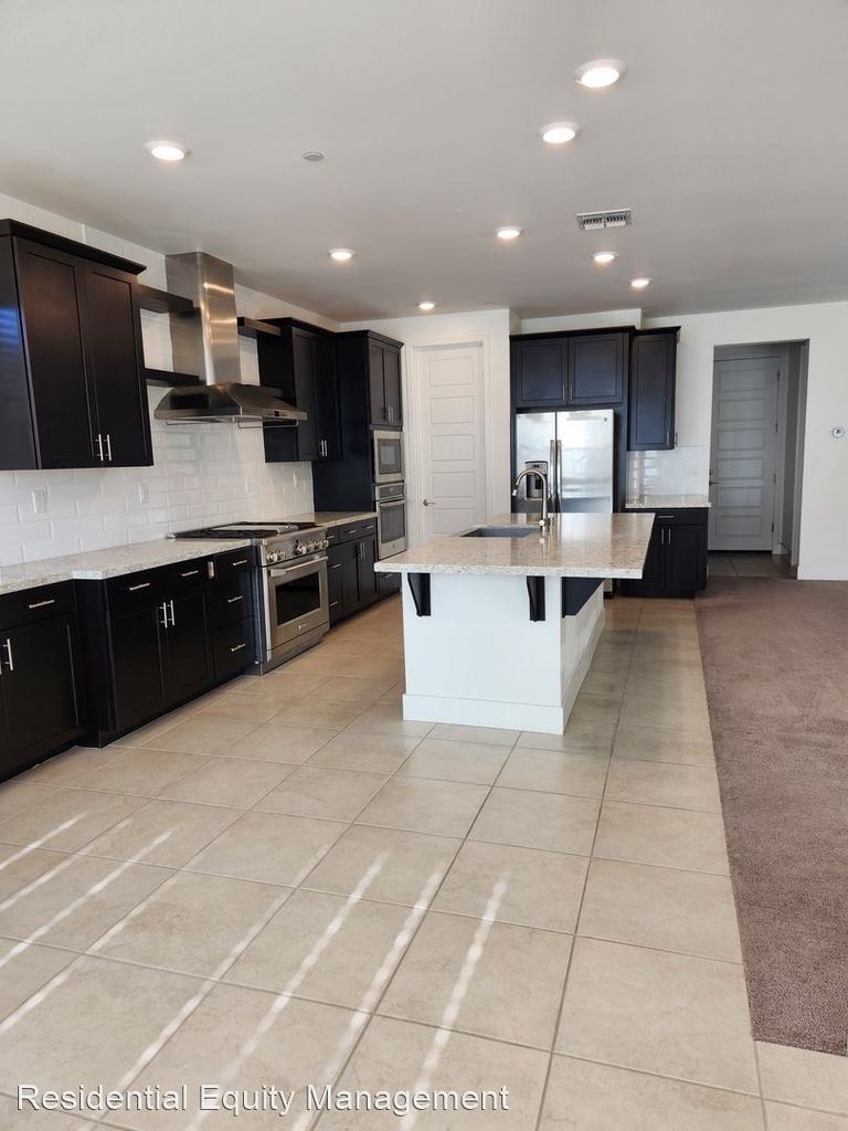 4433 Hummingbird Circle — Listing History and Nearby Rentals