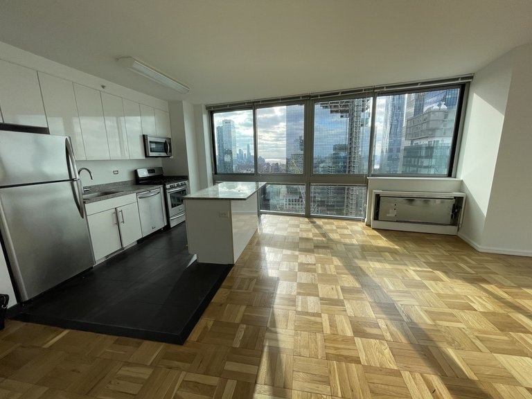 West 37th Street — Listing History and Nearby Rentals