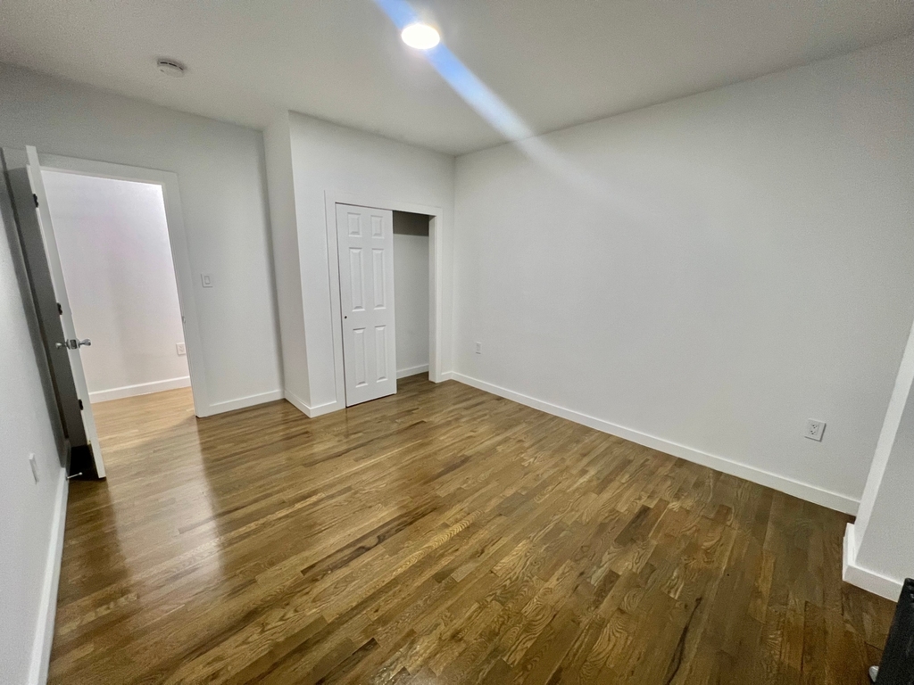 130 Ft Washington Avenue — Listing History and Nearby Rentals