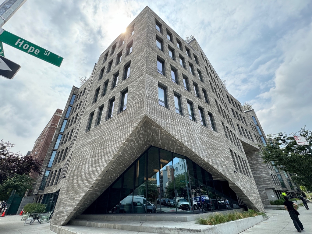 130 Hope Street — Listing History and Nearby Rentals