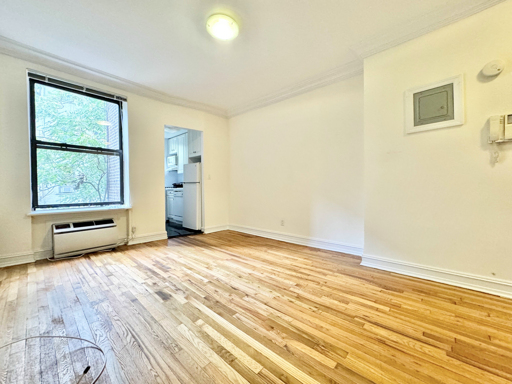 East 81st Street — Listing History and Nearby Rentals