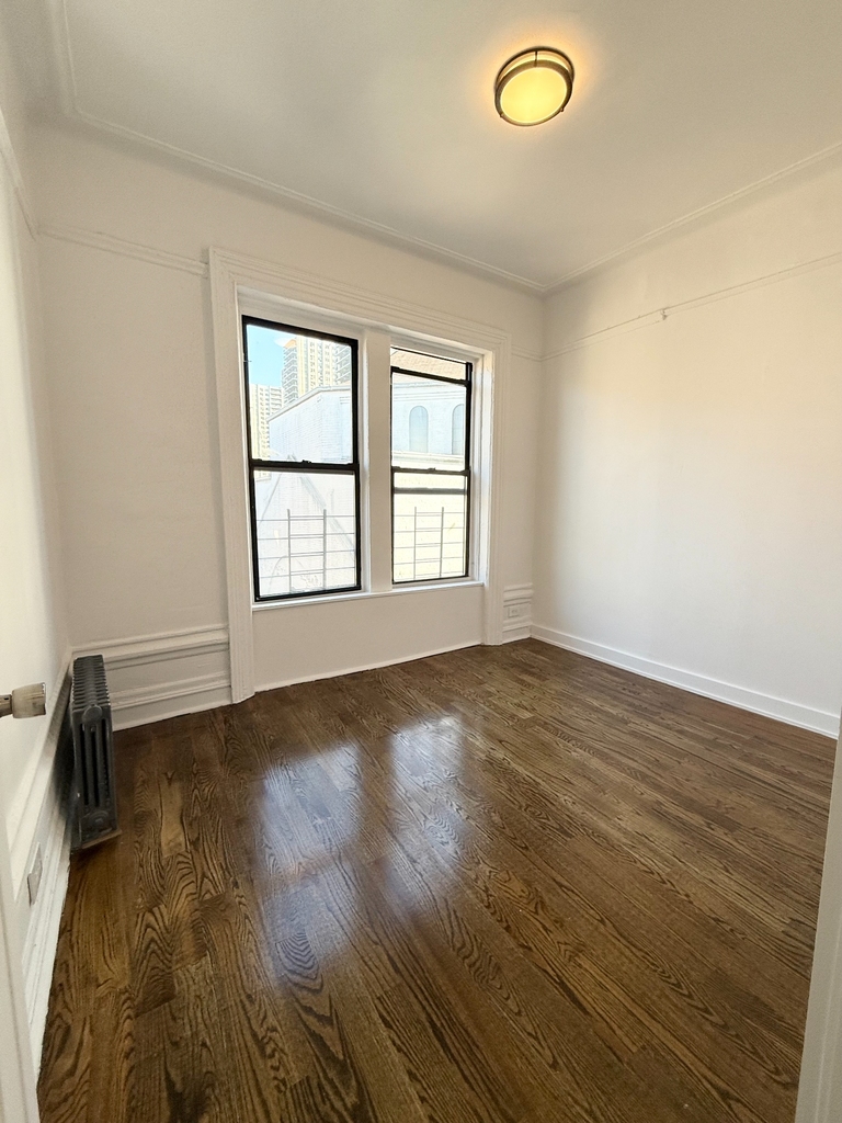Room at 660 West 180th Street for $1,000 by Kristijan Madzovski | RentHop