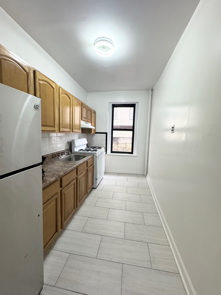 1075 Edison Avenue — Listing History and Nearby Rentals