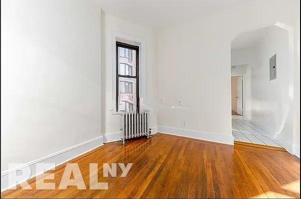 241 E 38th St — Listing History and Nearby Rentals