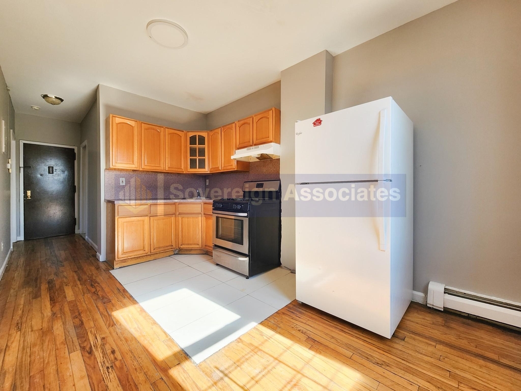 215 West 3rd St — Listing History and Nearby Rentals