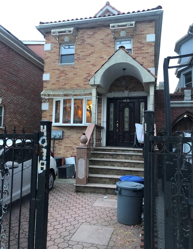 40-78 Denman St — Listing History and Nearby Rentals
