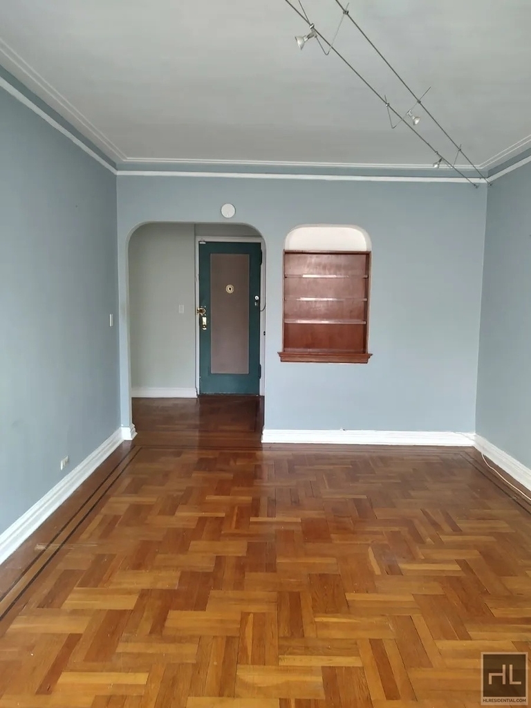 E Mosholu Parkway S — Listing History and Nearby Rentals