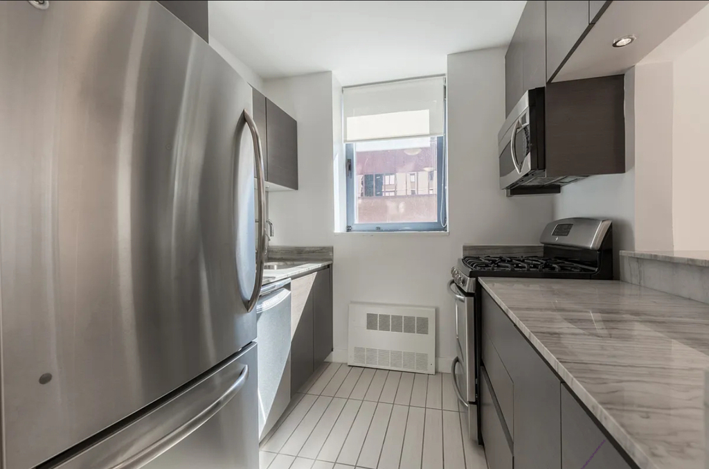 West 48th Street — Listing History and Nearby Rentals