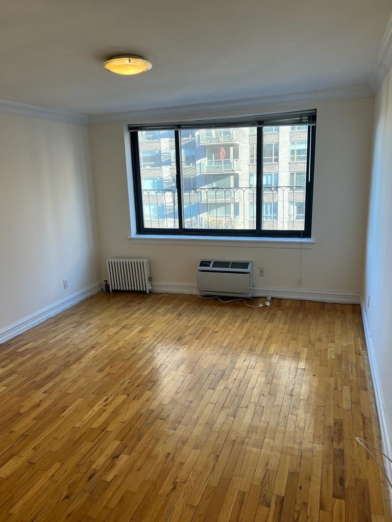 East 87 Street / York Avenue — Listing History and Nearby Rentals