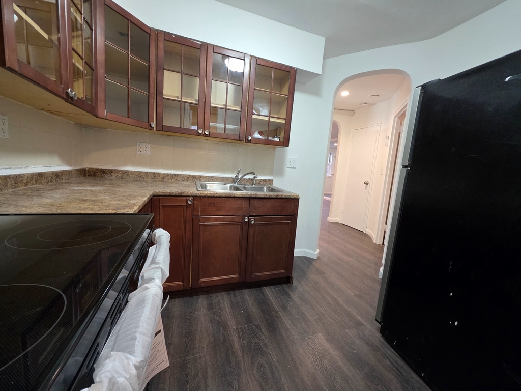 33 East 42nd Street — Listing History and Nearby Rentals