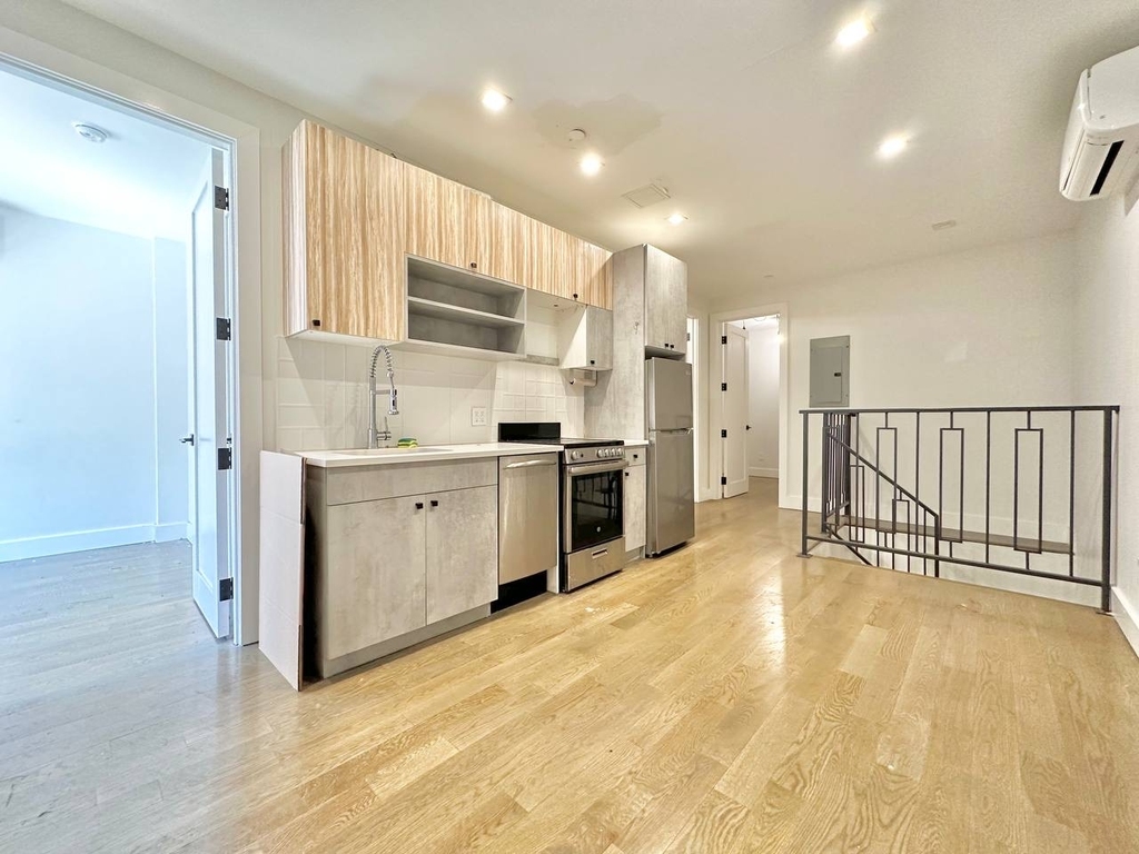 961 Senaca ave — Listing History and Nearby Rentals