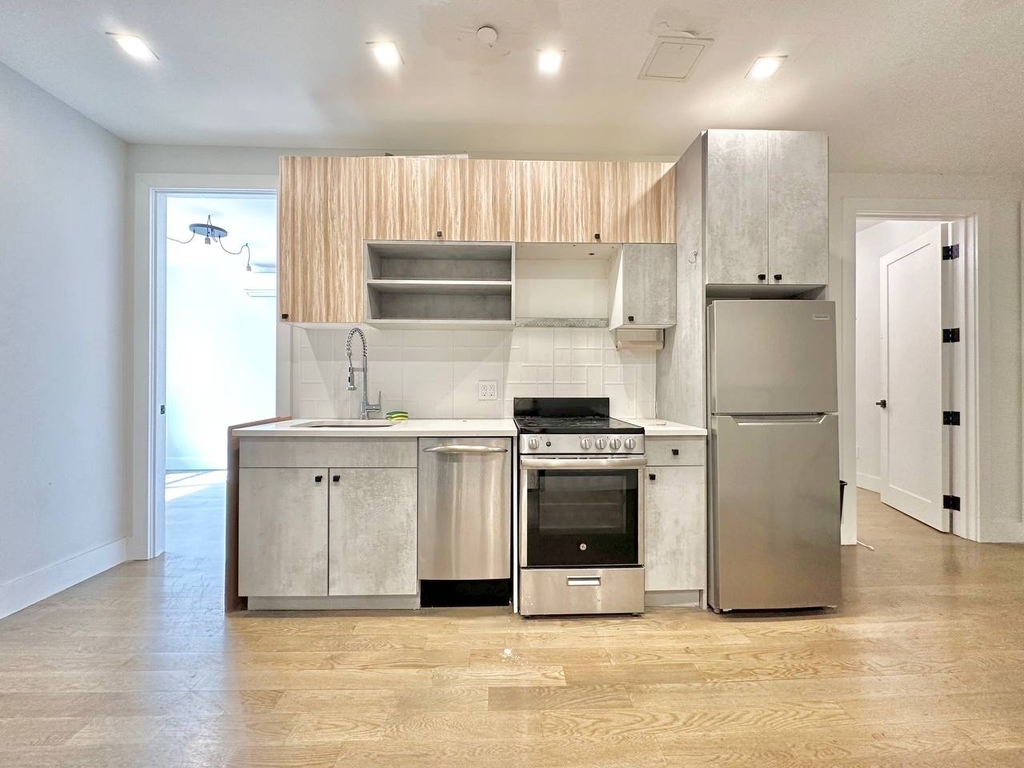 961 Senaca ave — Listing History and Nearby Rentals