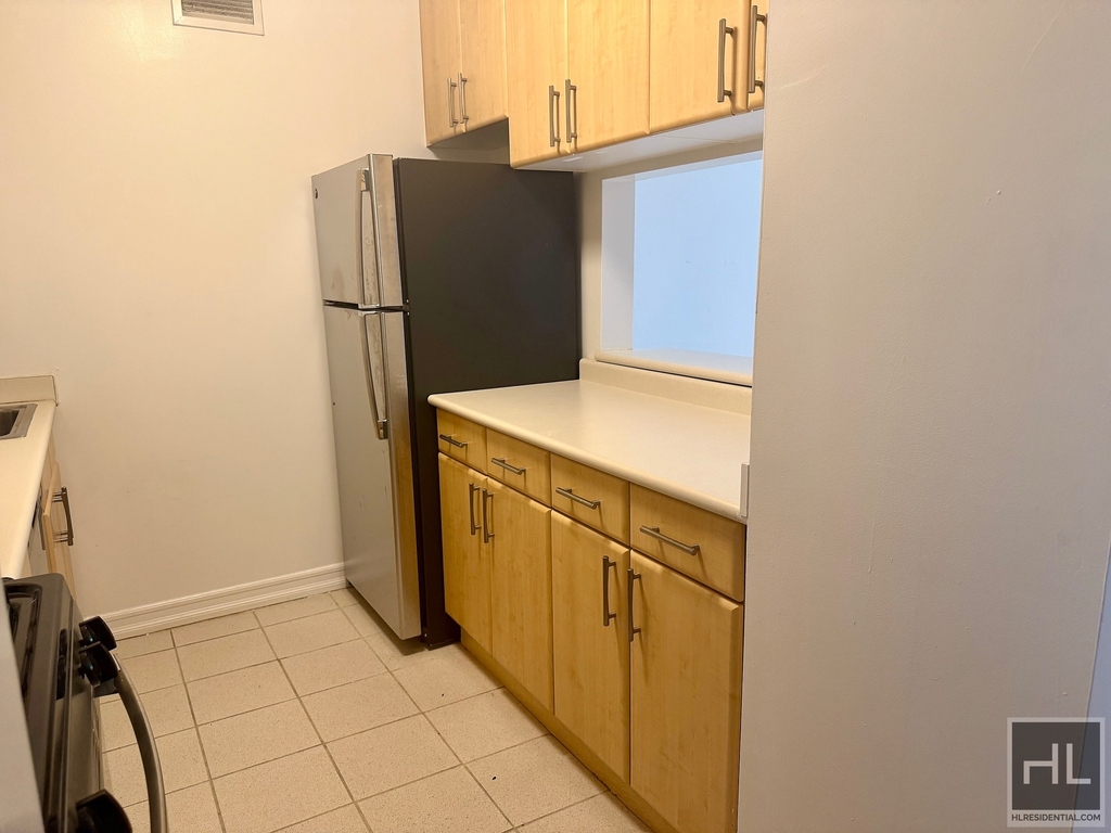 Battery Place — Listing History and Nearby Rentals