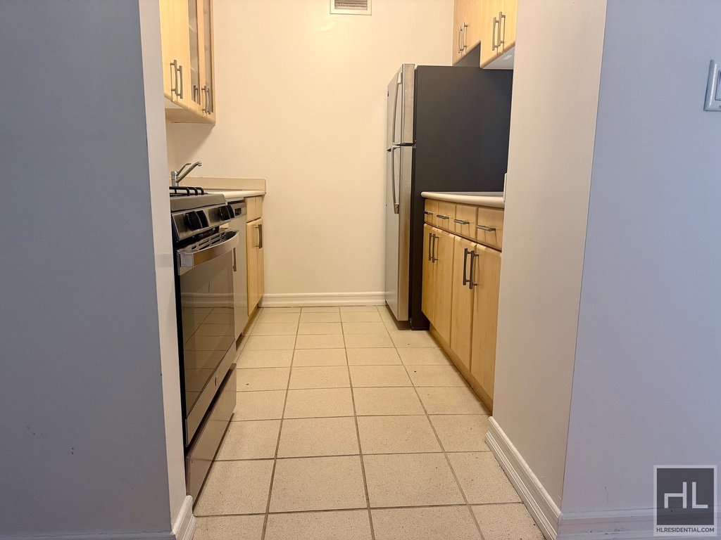 Battery Place — Listing History and Nearby Rentals