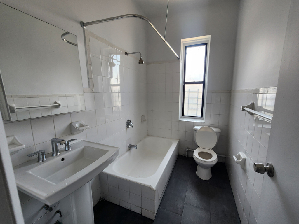 Room at 660 West 180th Street for $950 by Sherif Hamoda | RentHop
