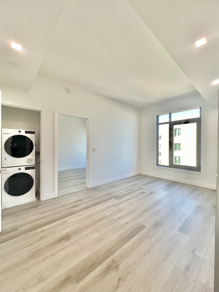 East 161st Street — Listing History and Nearby Rentals