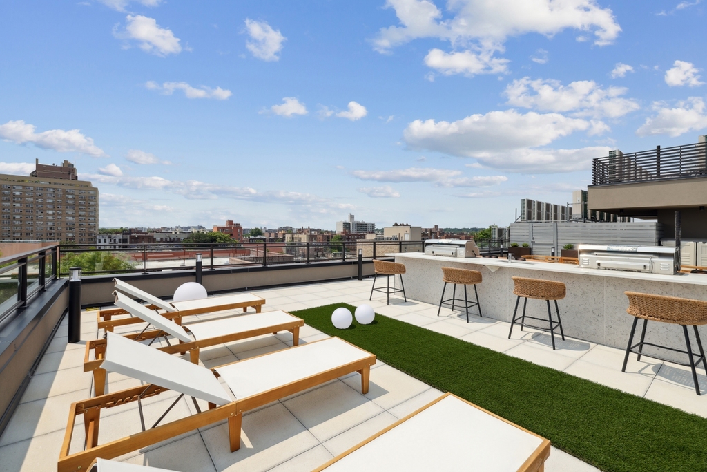 E 9th street — Listing History and Nearby Rentals