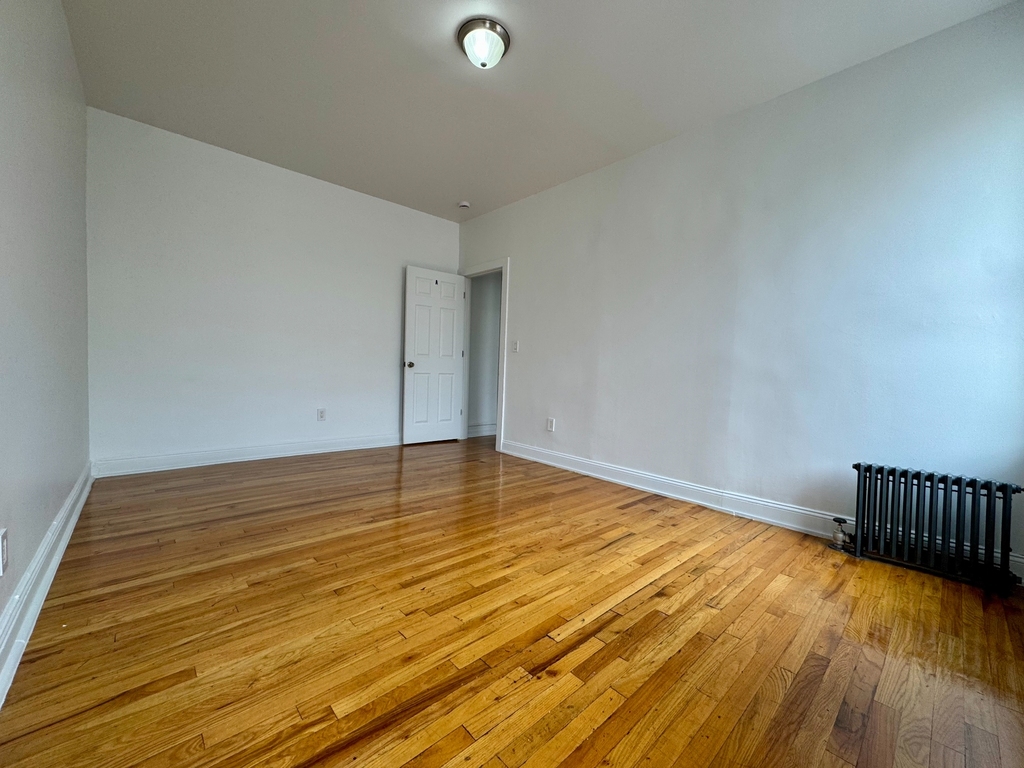 Room at 560 West 163rd Street for $1,200 by Romer Calderon | RentHop