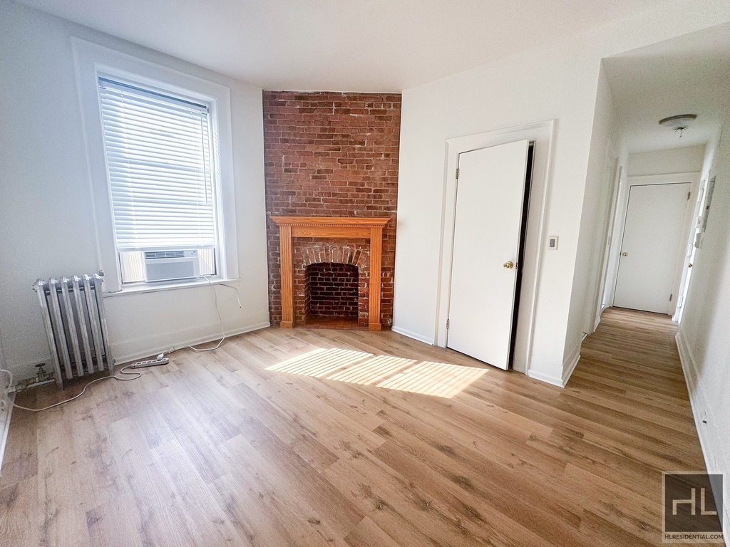W 143rd St — Listing History and Nearby Rentals