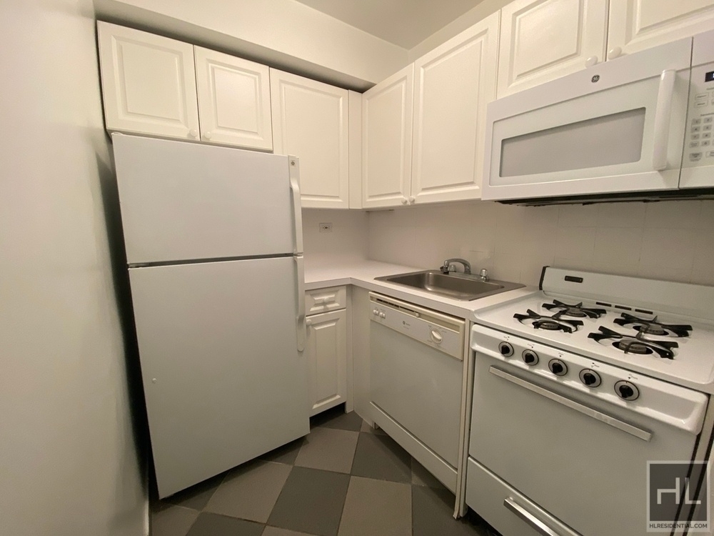 Studio at East 51st Street for $3,795 by Christopher Mezera | RentHop