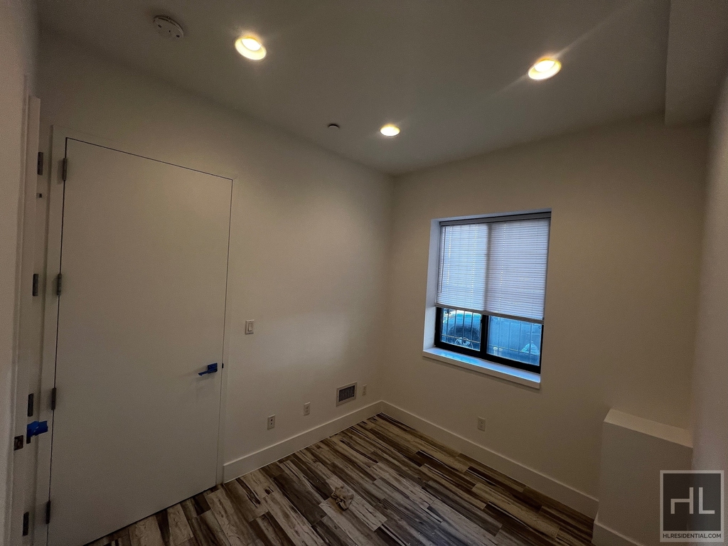 East 153 Street — Listing History and Nearby Rentals