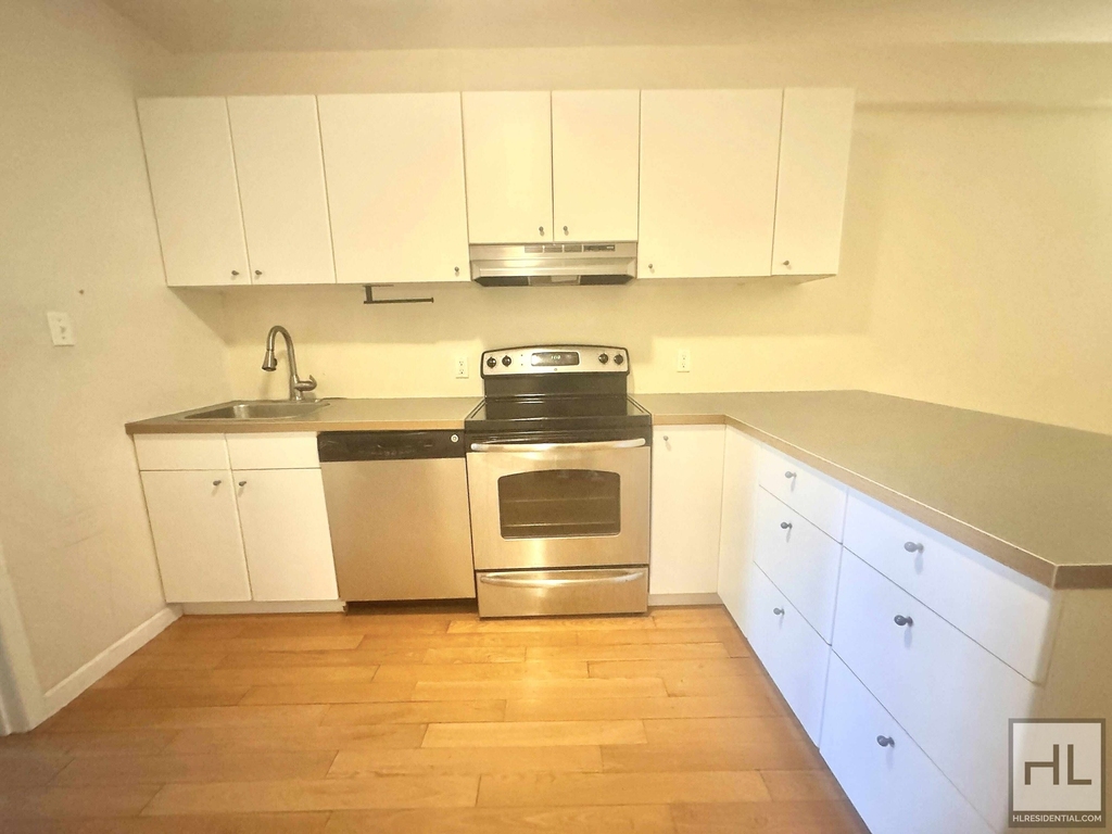 Bay Ridge Parkway — Listing History and Nearby Rentals