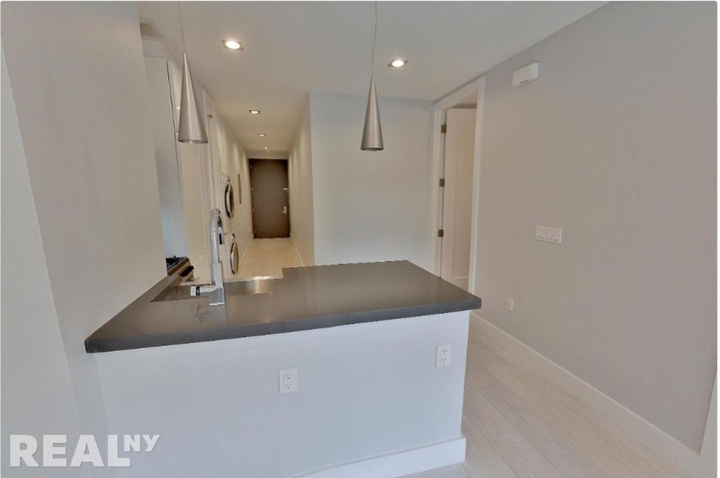 Stanton Street — Listing History and Nearby Rentals