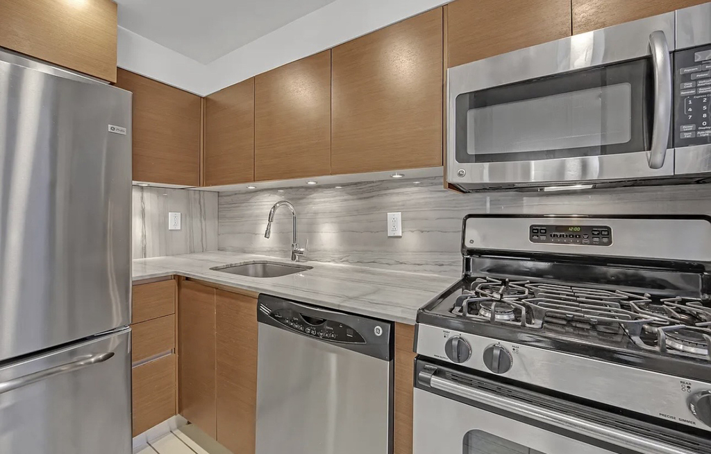 108 West 15th Street, Unit 005d — Listing History and Nearby Rentals