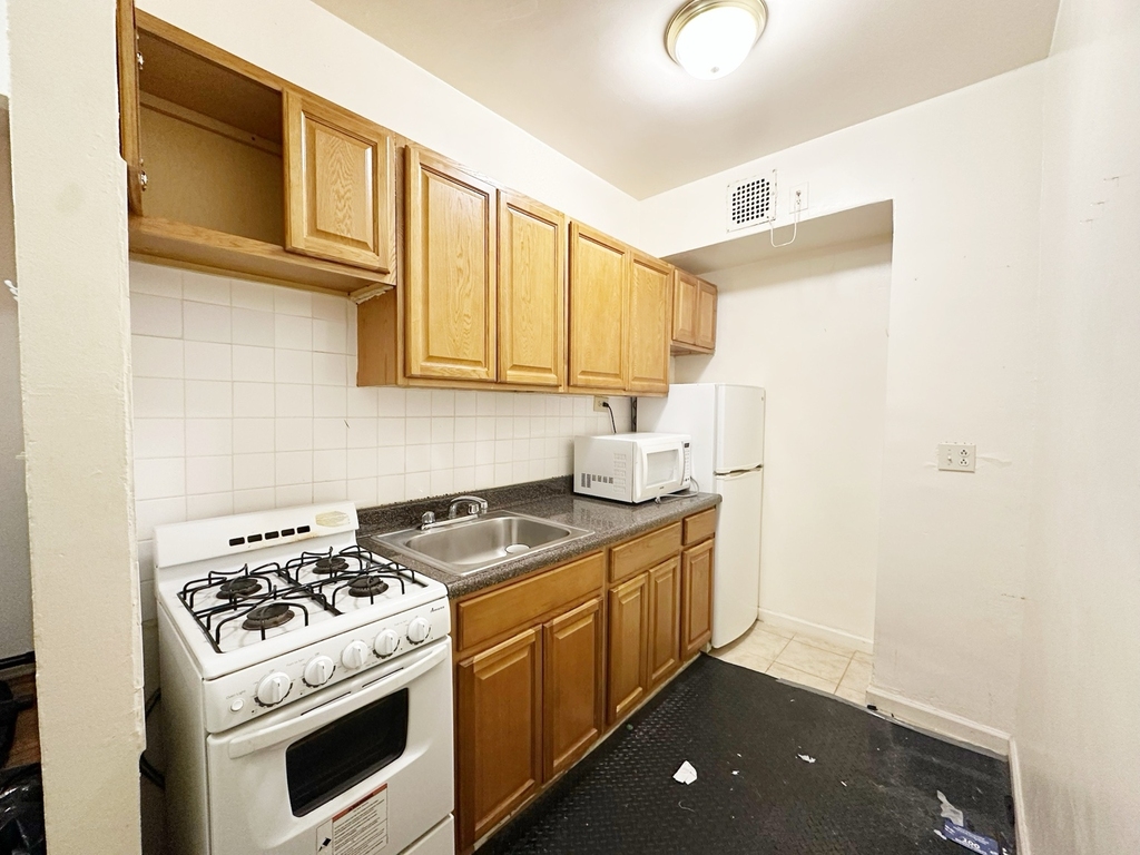 Studio at 35th Avenue and 74th Street for $2,350 by Daniel Abramov ...