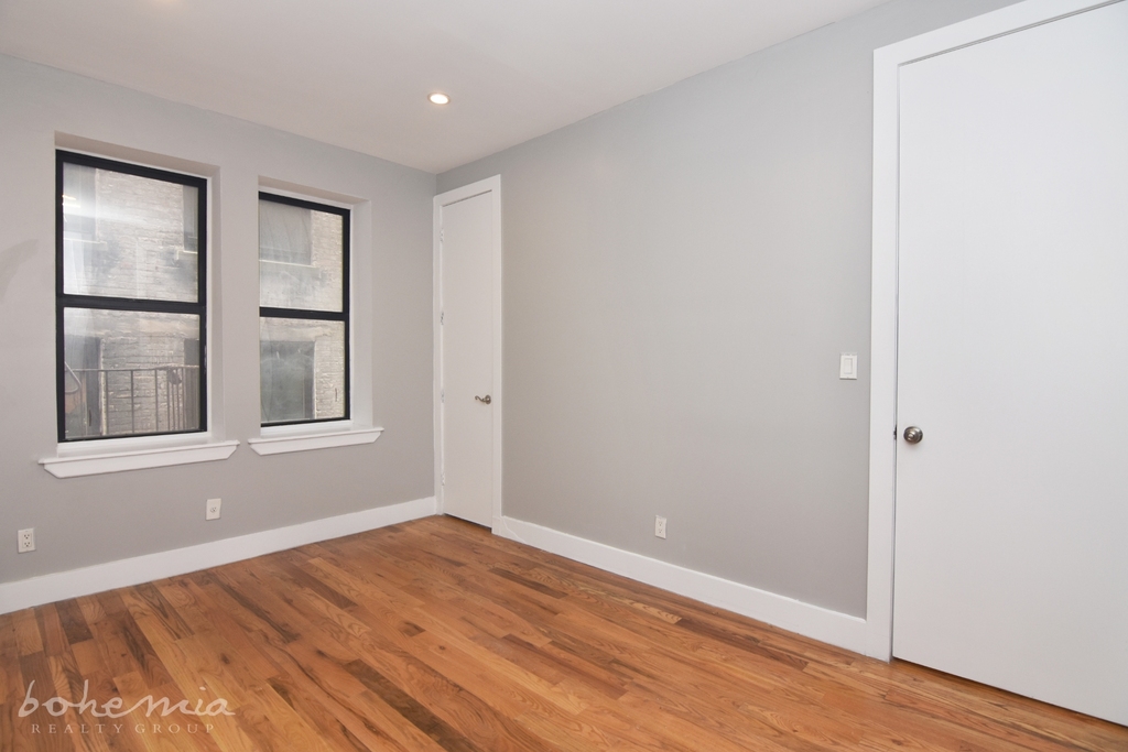 25 Ft Washington Avenue — Listing History and Nearby Rentals