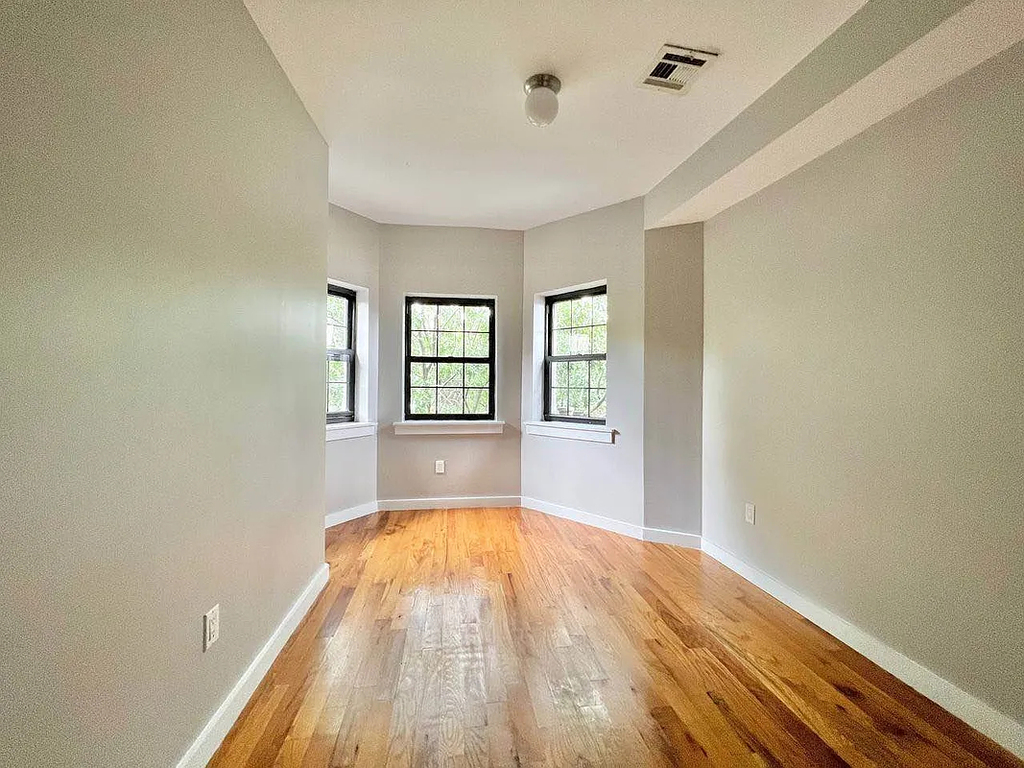 Jefferson Ave & Central Ave — Listing History and Nearby Rentals
