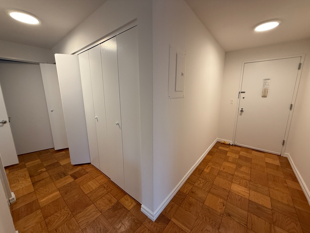 10th Ave & West 35th St — Listing History and Nearby Rentals