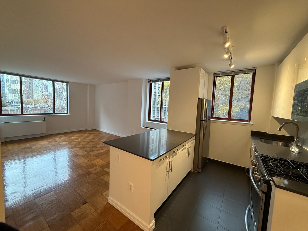 10th Ave & West 35th St — Listing History and Nearby Rentals