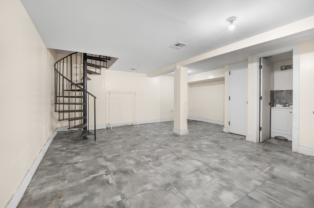 Wilson Ave & Cooper St — Listing History and Nearby Rentals