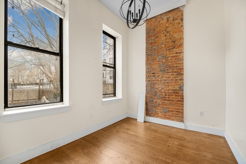 Wilson Ave & Cooper St — Listing History and Nearby Rentals