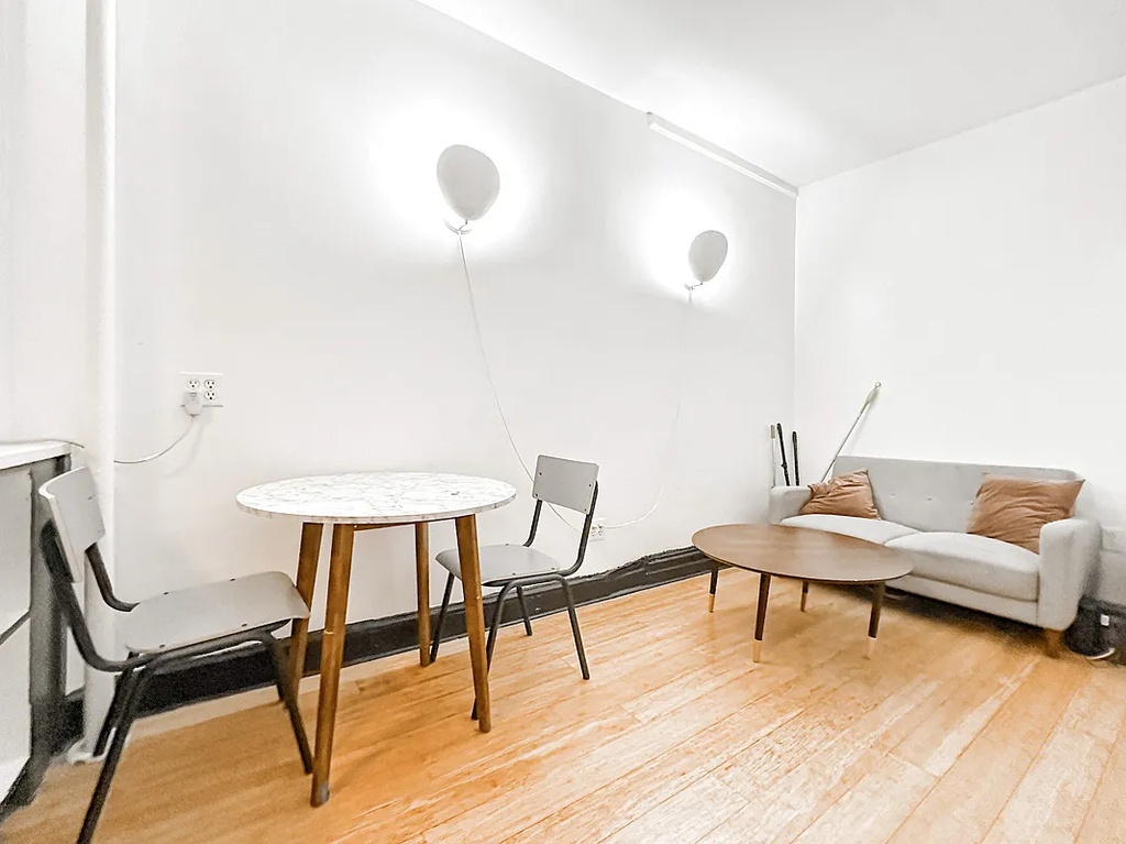 78th St / 1 Ave — Listing History and Nearby Rentals