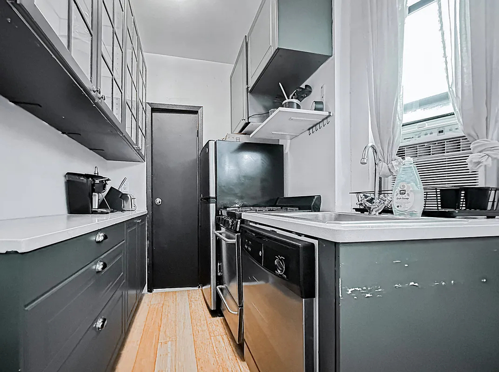 78th St / 1 Ave — Listing History and Nearby Rentals