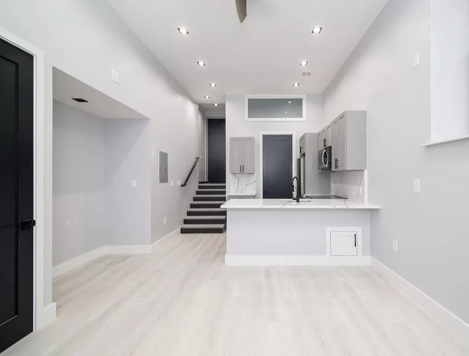 Stanton Street — Listing History and Nearby Rentals