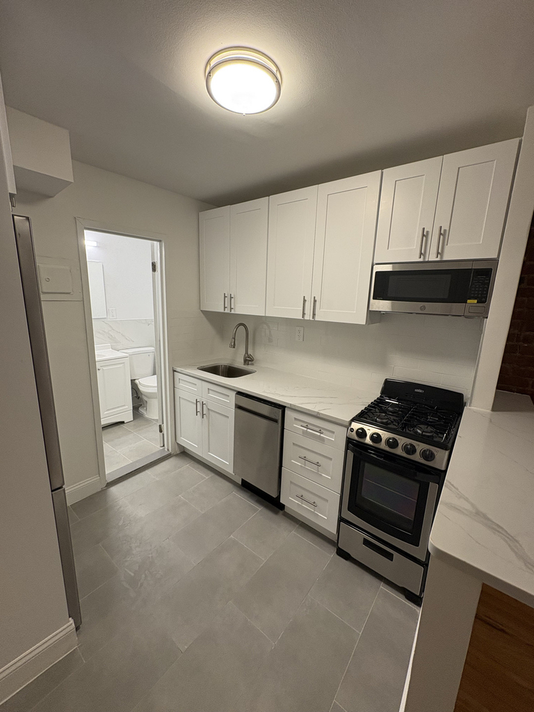 81st Street/3rd Ave — Listing History and Nearby Rentals